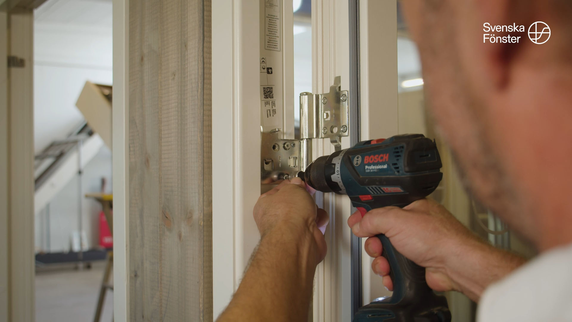 Justering av gångjärn på sidohängda fönster och altandörrar